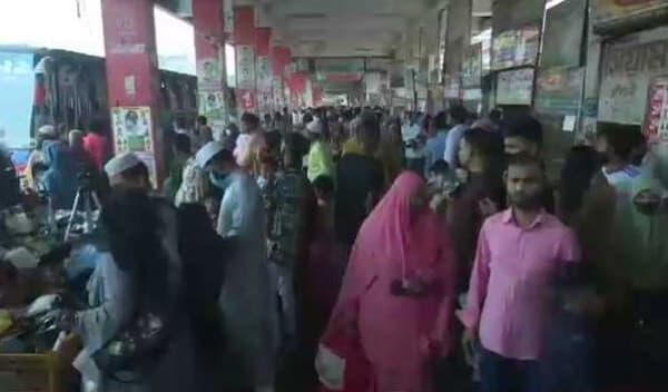 ঈদের দ্বিতীয় দিনেও বাস টার্মিনালে ঘরমুখো মানুষের ভিড়